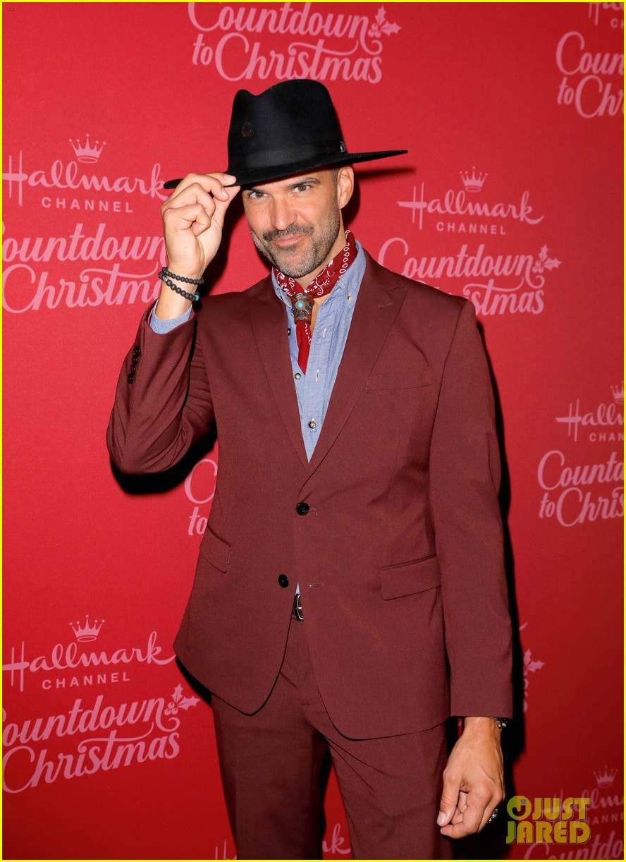 Hallmark's Benjamin Ayres Tells the Story Behind His Cowboy Look for ...
