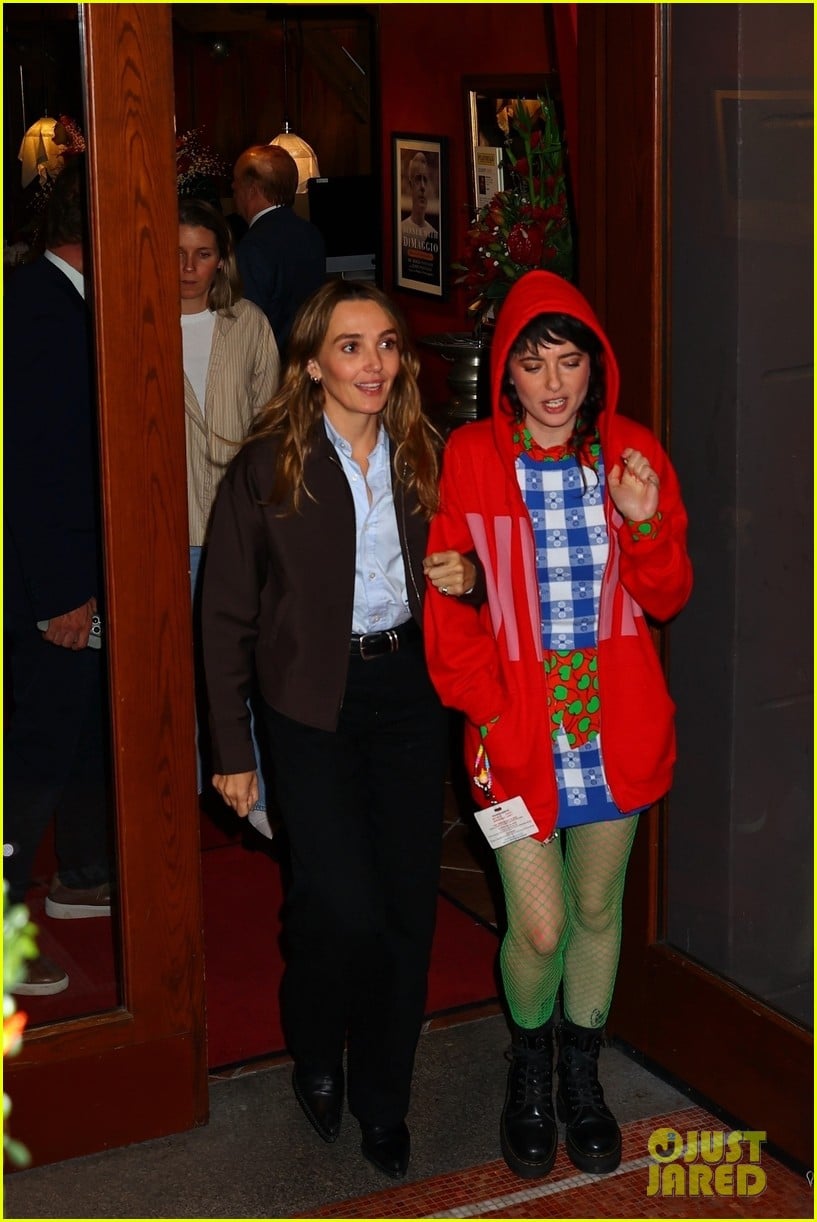 Bad Bunny Gets Dinner With 'SNL' Stars Ahead of Hosting Gig: Photo ...