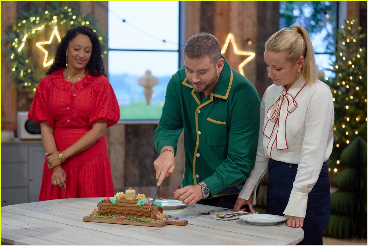 'Baked With Love: Holiday': Host & 2 Judges Revealed for Hallmark ...