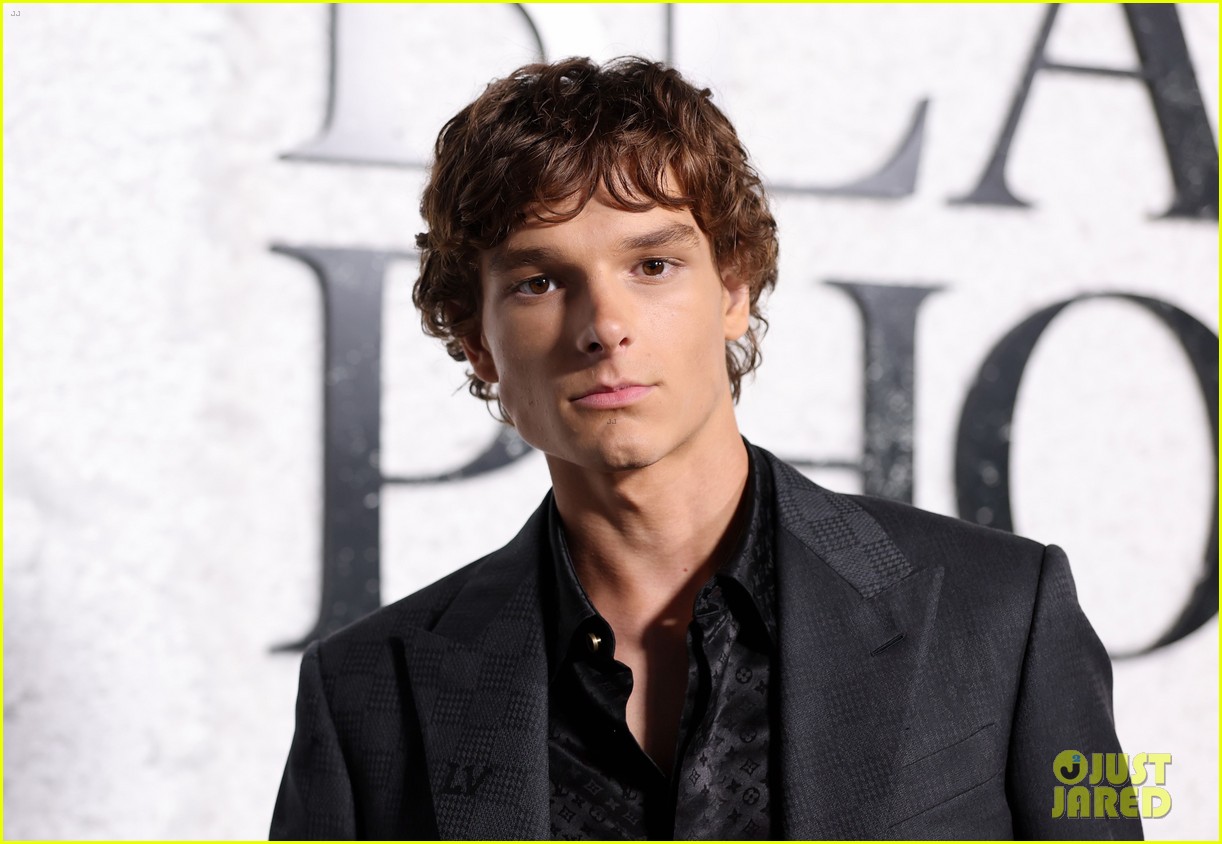 Ethan Hawke, Madeleine McGraw, & Mason Thames Step Out for 'Black Phone 2' Premiere: Photo ...