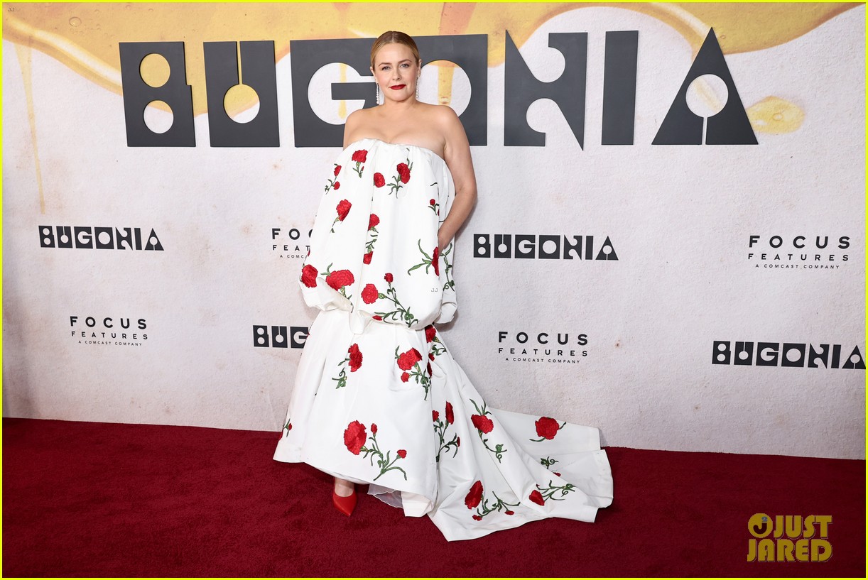 Emma Stone, Jesse Plemons, & More Step Out for 'Bugonia' Premiere in ...