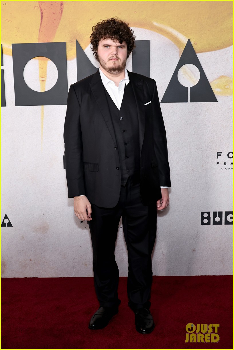 Emma Stone, Jesse Plemons, & More Step Out for 'Bugonia' Premiere in ...