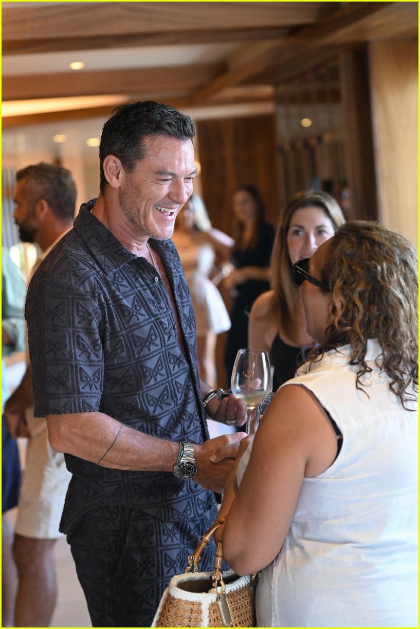 Luke Evans & Jonathan Bennett Vacation Together in Cabo for Luke's BDXY ...