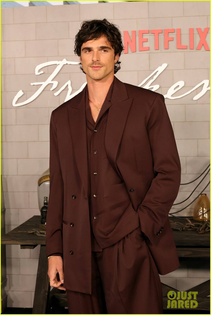 Oscar Isaac & Jacob Elordi Share Tender Moment on 'Frankenstein' Red ...