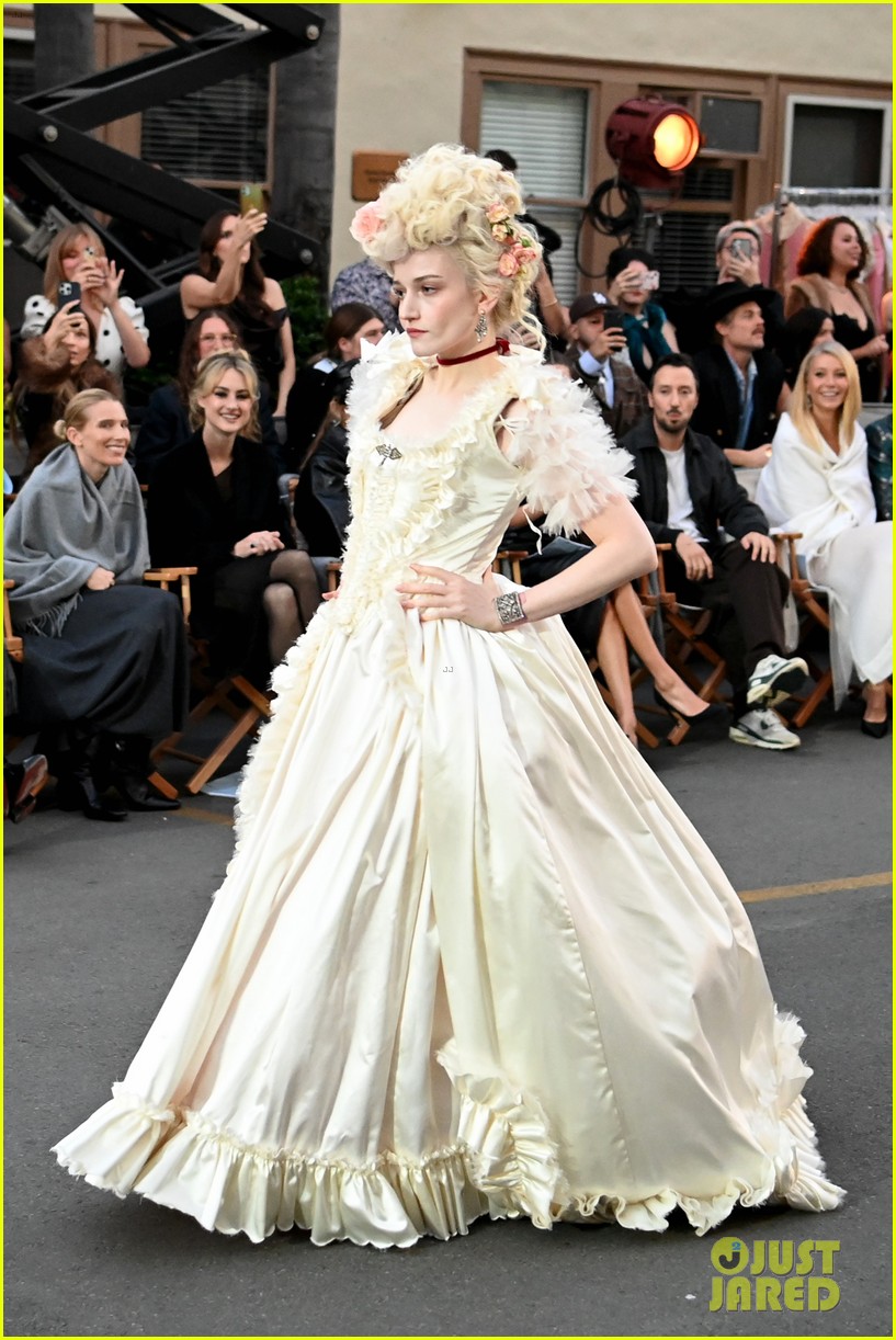 Julia Garner Transforms Into Kirsten Dunst's Marie Antoinette for 'Vogue World' Runway Show ...