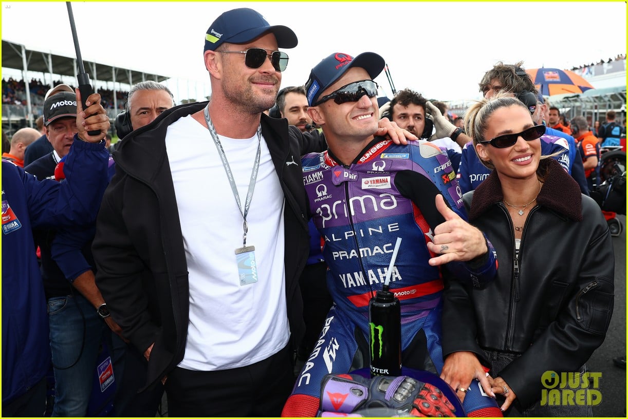 Chris Hemsworth Hangs With Dad Craig at Australian Motorcycle Grand ...