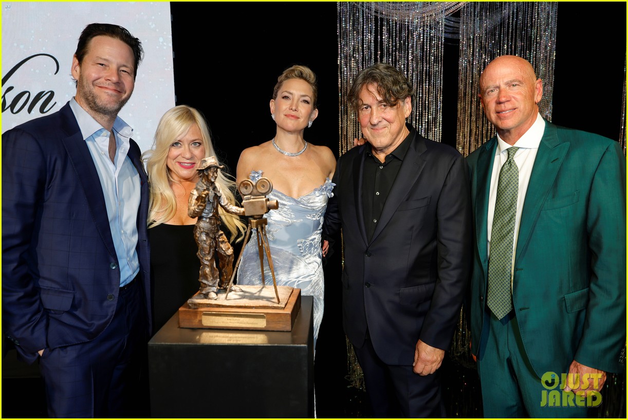 Kate Hudson Praises Parents Goldie Hawn & Kurt Russell as She's Honored ...