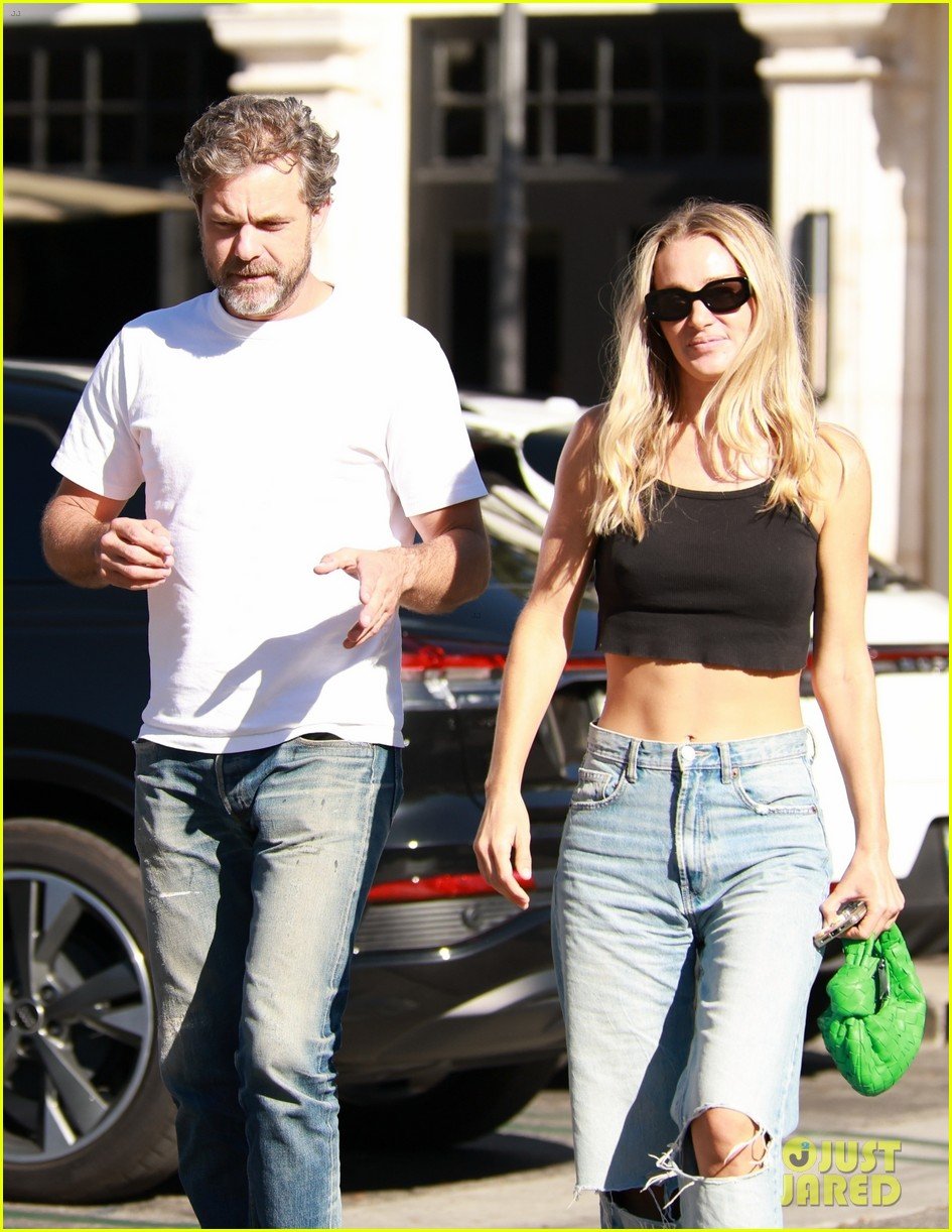 Joshua Jackson Hangs Out with Woman Seemingly Identified as Elizabeth ...