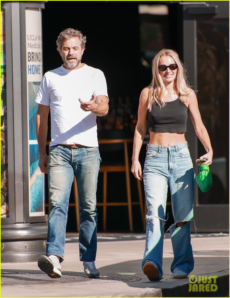 Joshua Jackson Hangs Out with Woman Seemingly Identified as Elizabeth ...