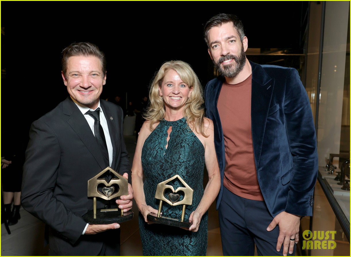Jeremy Renner Honored with Sister Kym at Star-Studded Charity Gala for ...