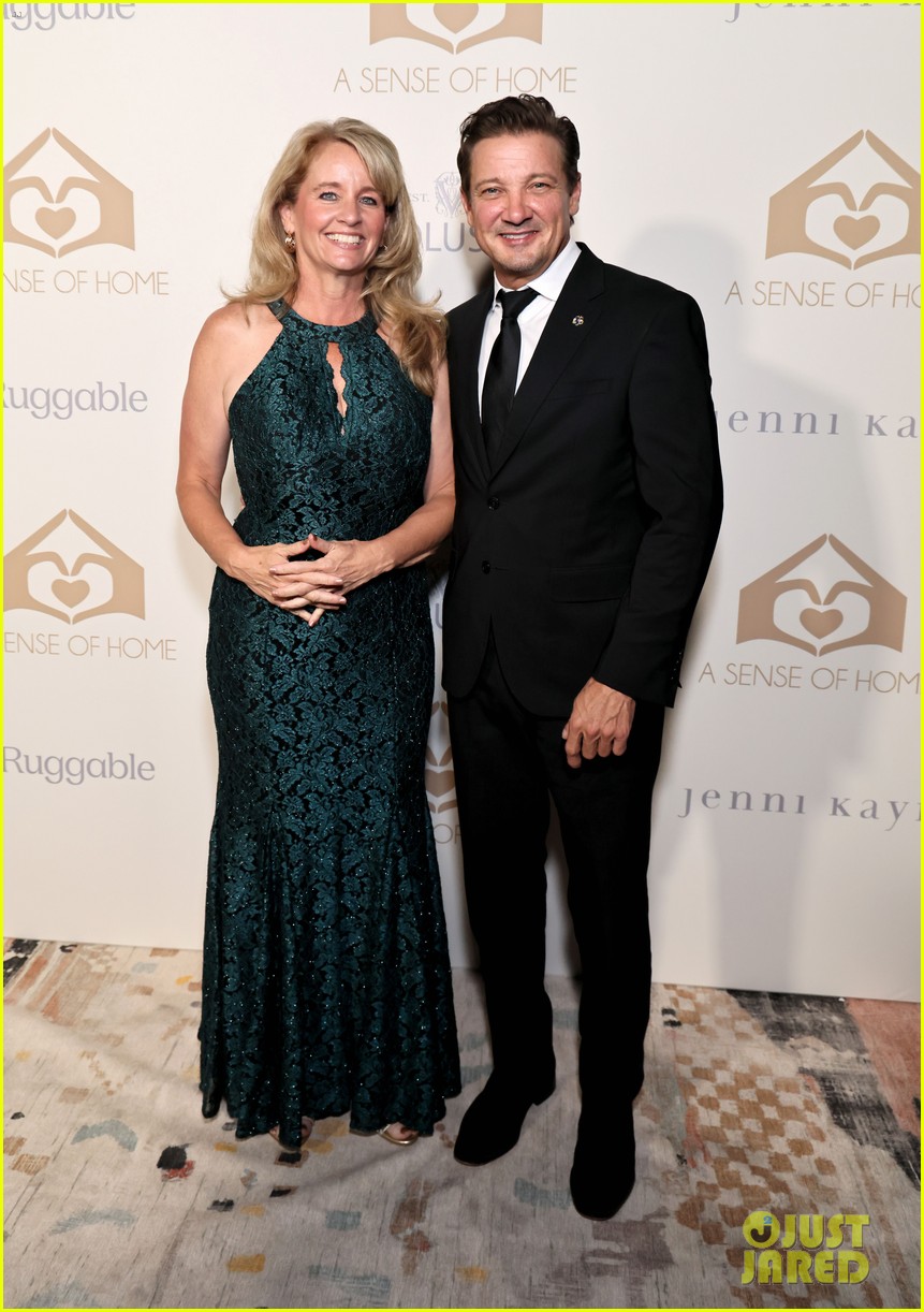 Jeremy Renner Honored with Sister Kym at Star-Studded Charity Gala for ...