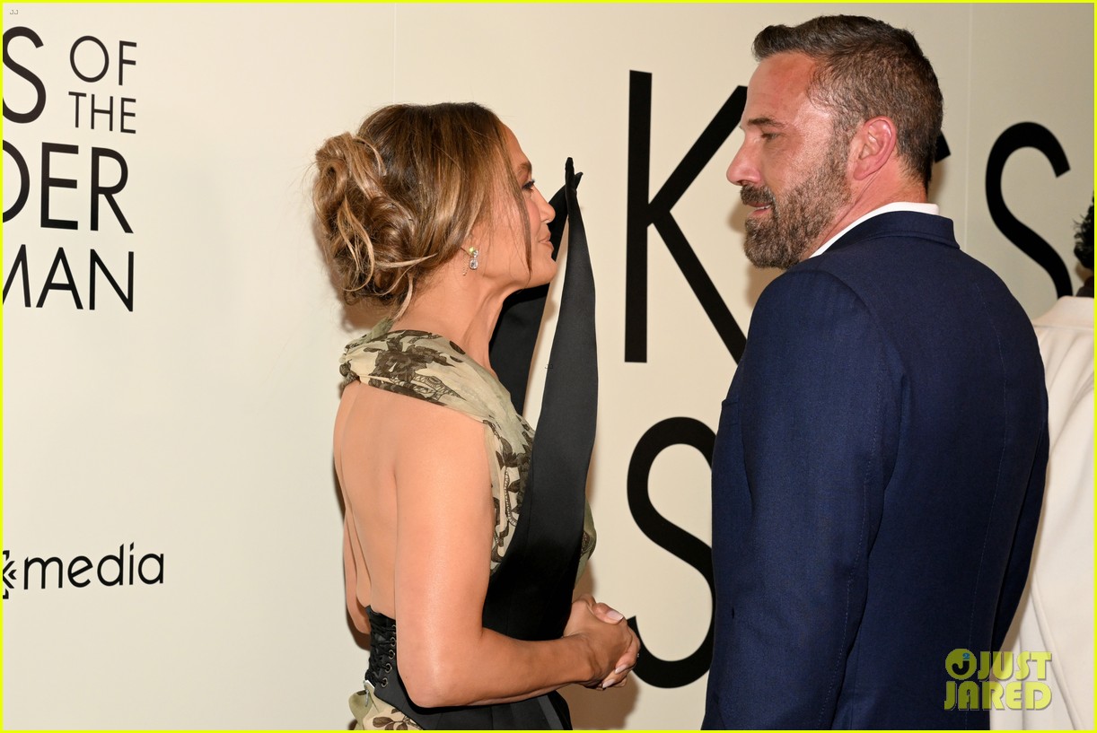 Exes Jennifer Lopez & Ben Affleck Reunite on Red Carpet at 'Kiss of the ...