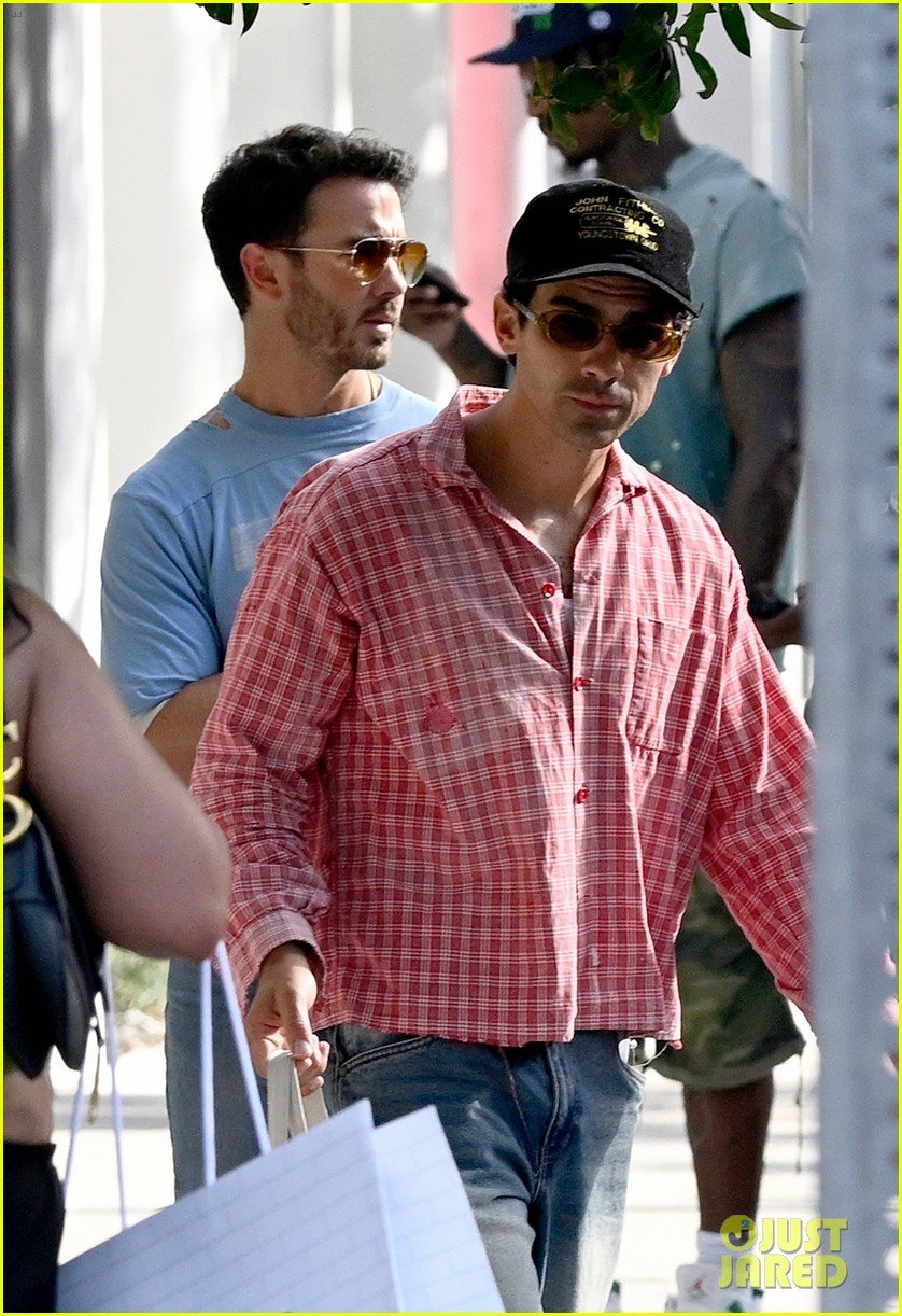 Joe & Kevin Jonas Meet Up with Nick Jonas & Priyanka Chopra for Lunch ...