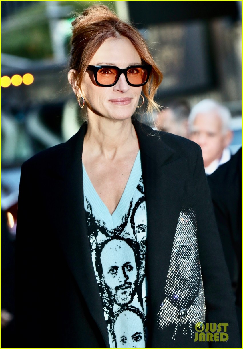 Julia Roberts Wears Shakespearean Coat & A Luca Guadagnino Sweater to ...