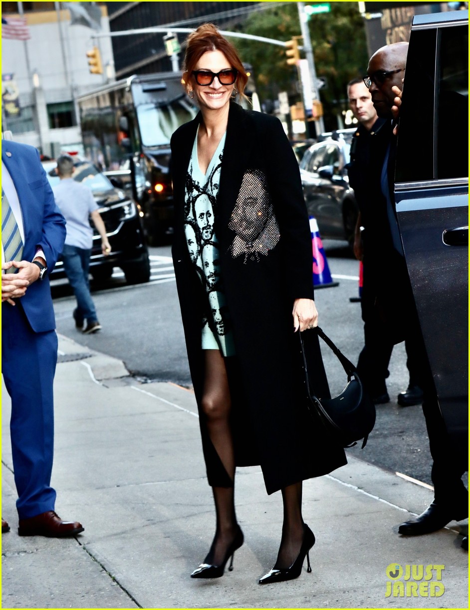 Julia Roberts Wears Shakespearean Coat & A Luca Guadagnino Sweater to ...