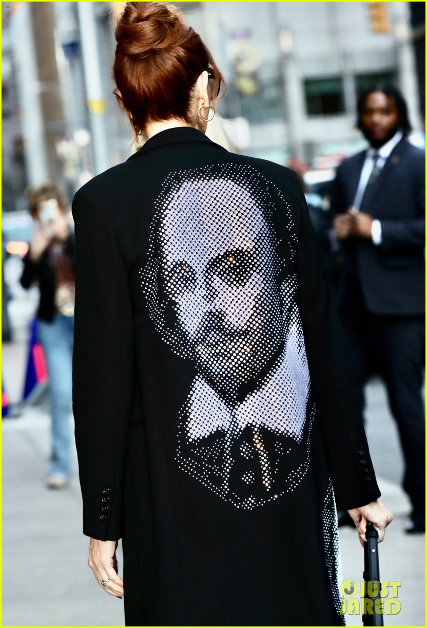 Julia Roberts Wears Shakespearean Coat & A Luca Guadagnino Sweater to ...