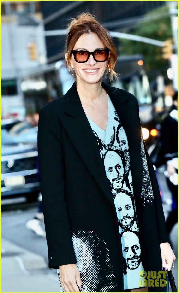 Julia Roberts Wears Shakespearean Coat & A Luca Guadagnino Sweater to ...