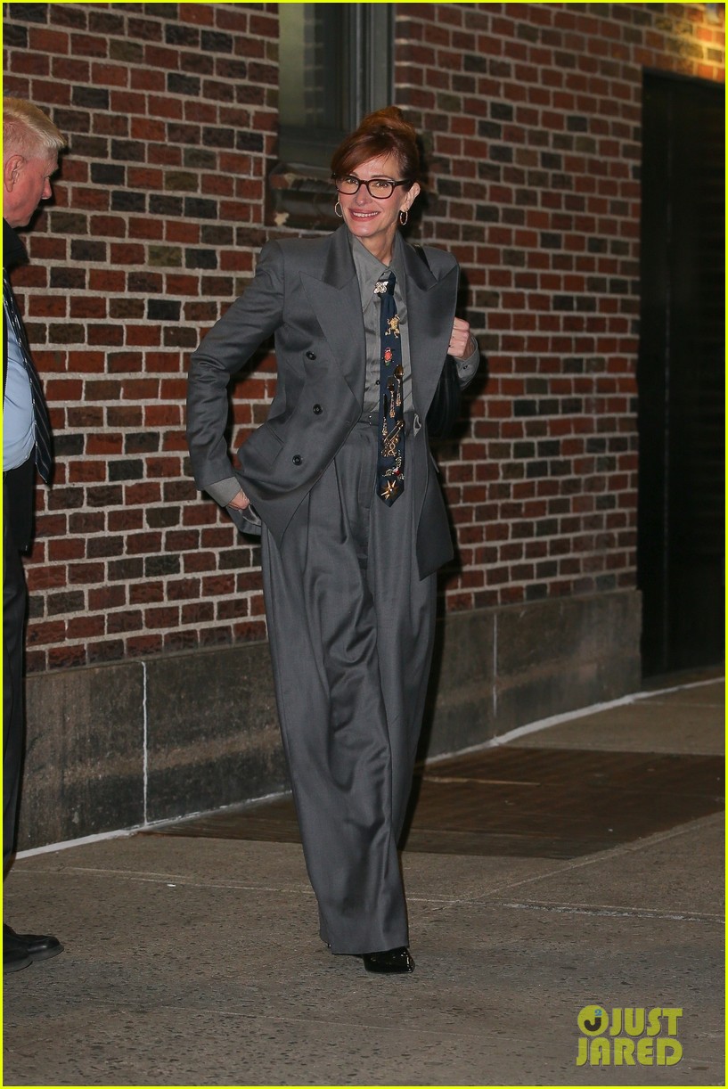 Julia Roberts Wears Shakespearean Coat & A Luca Guadagnino Sweater to ...