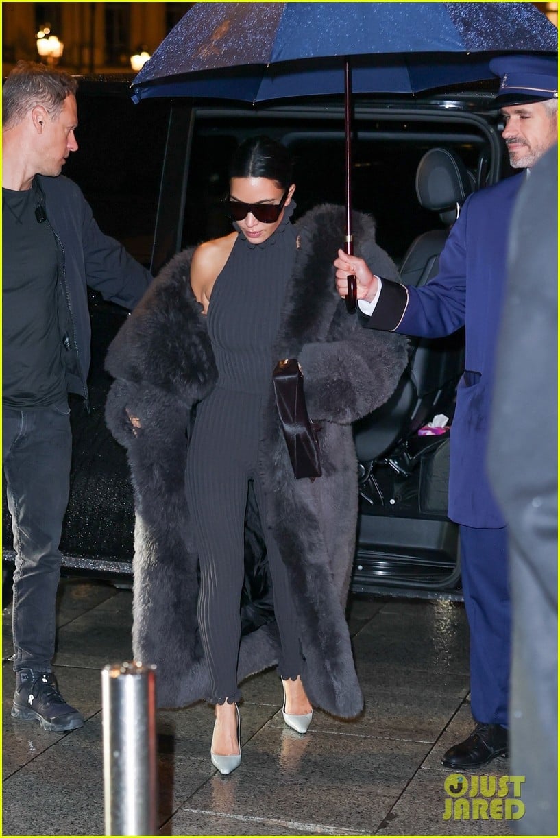 Kim Kardashian Braves Rainy Weather as She Arrives in Paris for Fashion ...