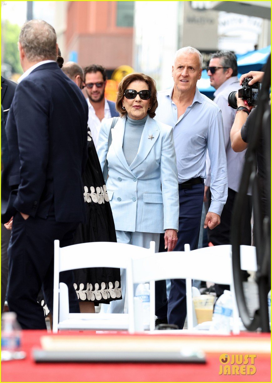 Lauren Graham Gets Support from 'Gilmore Girls' Stars & More at ...