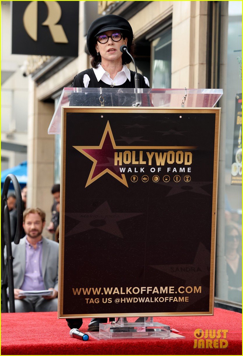 Lauren Graham Gets Support from 'Gilmore Girls' Stars & More at ...