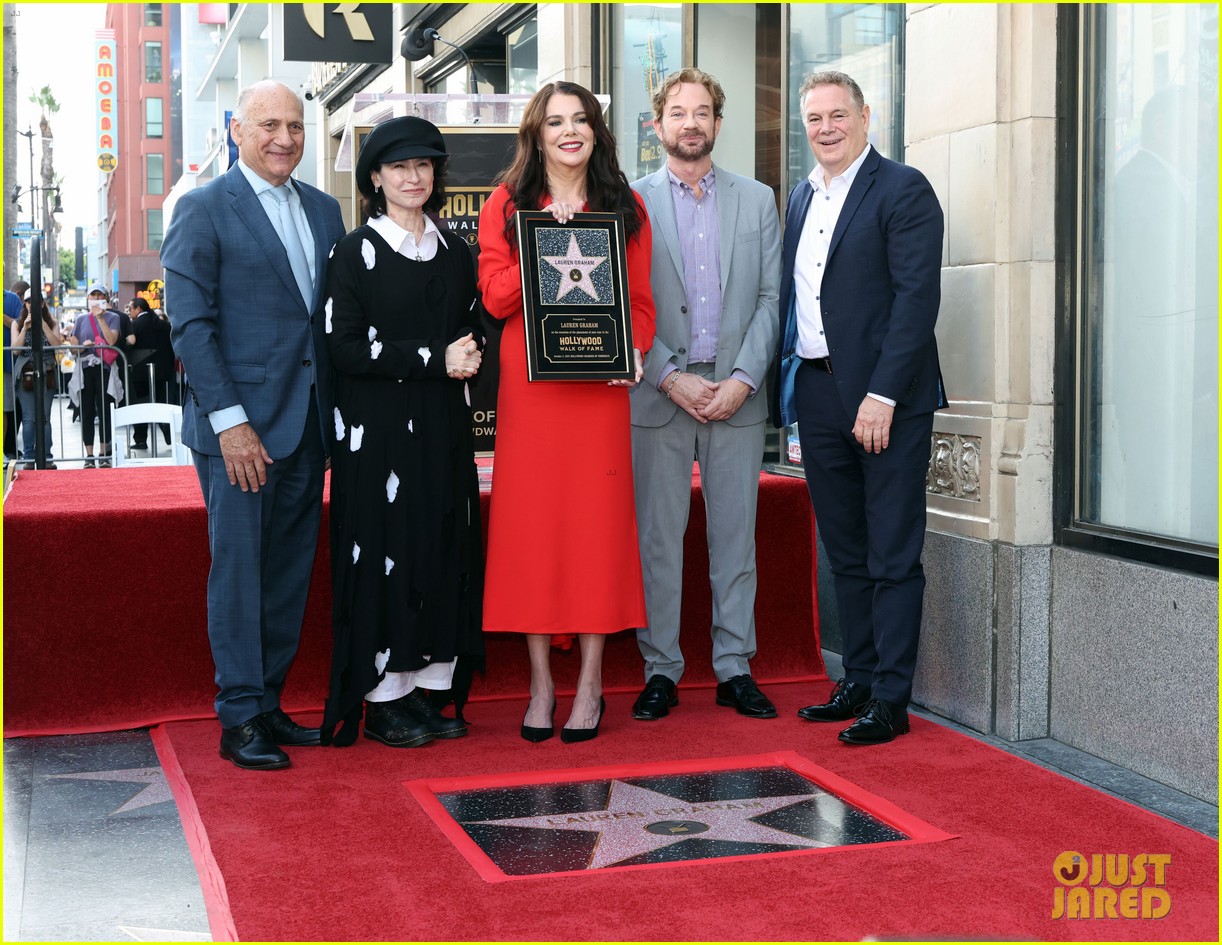 Lauren Graham Gets Support from 'Gilmore Girls' Stars & More at ...