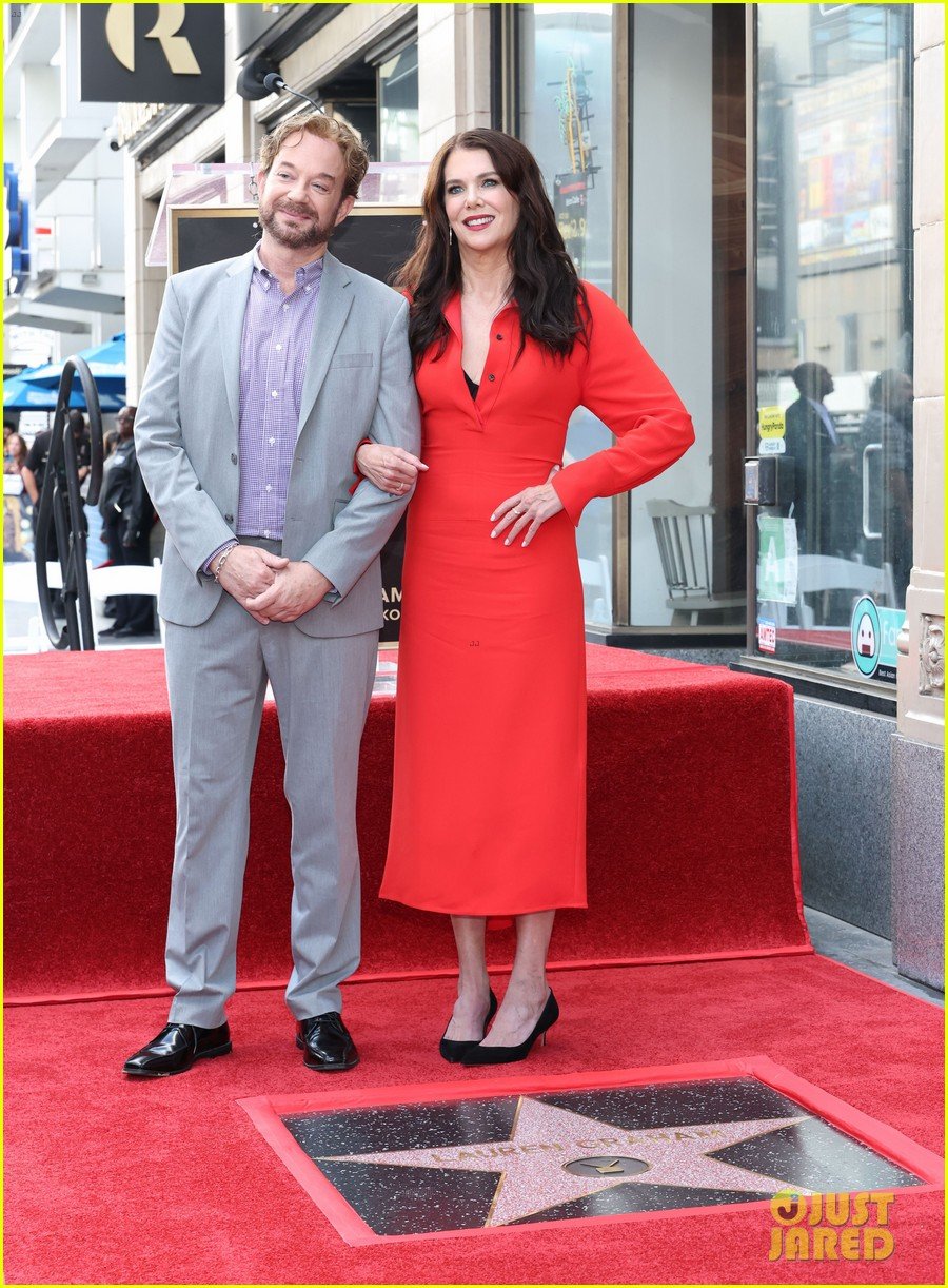 Lauren Graham Gets Support from 'Gilmore Girls' Stars & More at ...