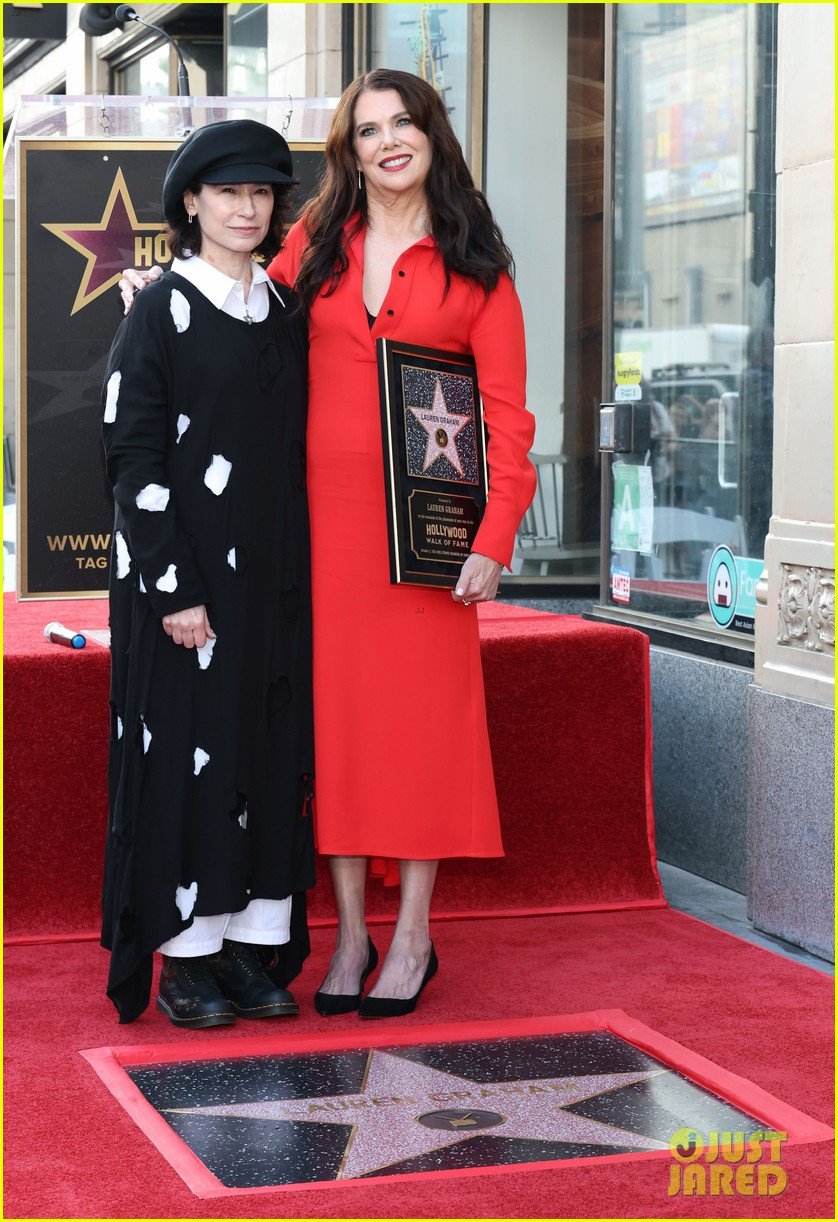 Lauren Graham Gets Support from 'Gilmore Girls' Stars & More at ...