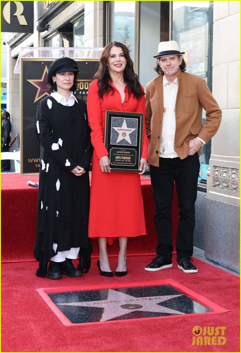 Lauren Graham Gets Support from 'Gilmore Girls' Stars & More at ...