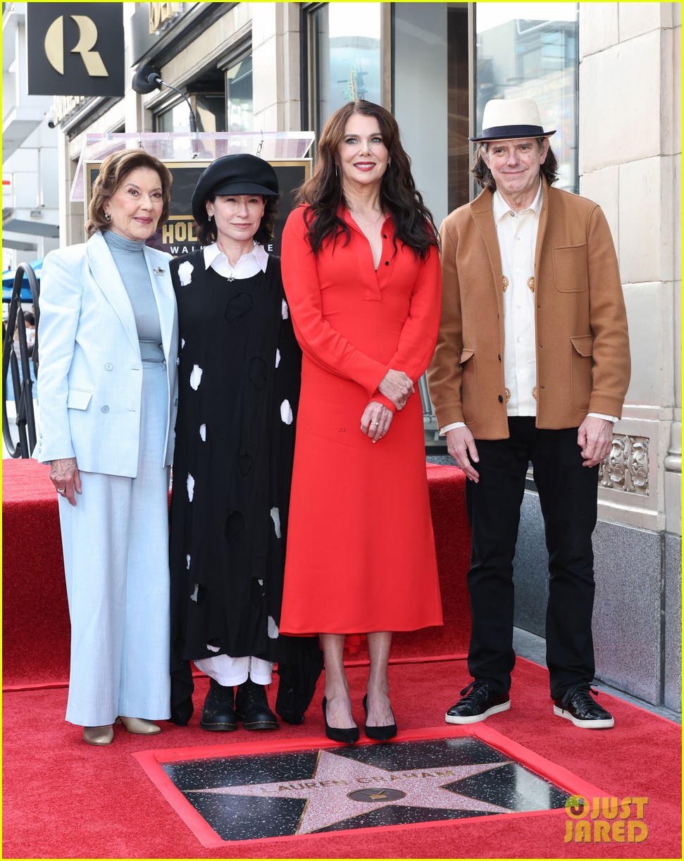 Lauren Graham Gets Support from 'Gilmore Girls' Stars & More at ...