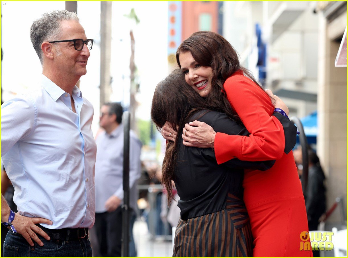 Lauren Graham Gets Support from 'Gilmore Girls' Stars & More at ...