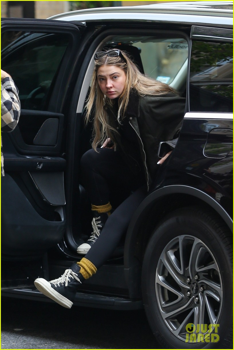 Madelyn Cline Runs Errands With 'I Know What You Did Last Summer ...