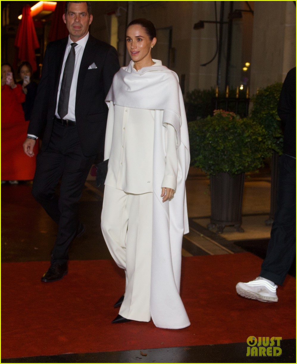 Meghan Markle Makes Surprise Appearance During Paris Fashion Week ...