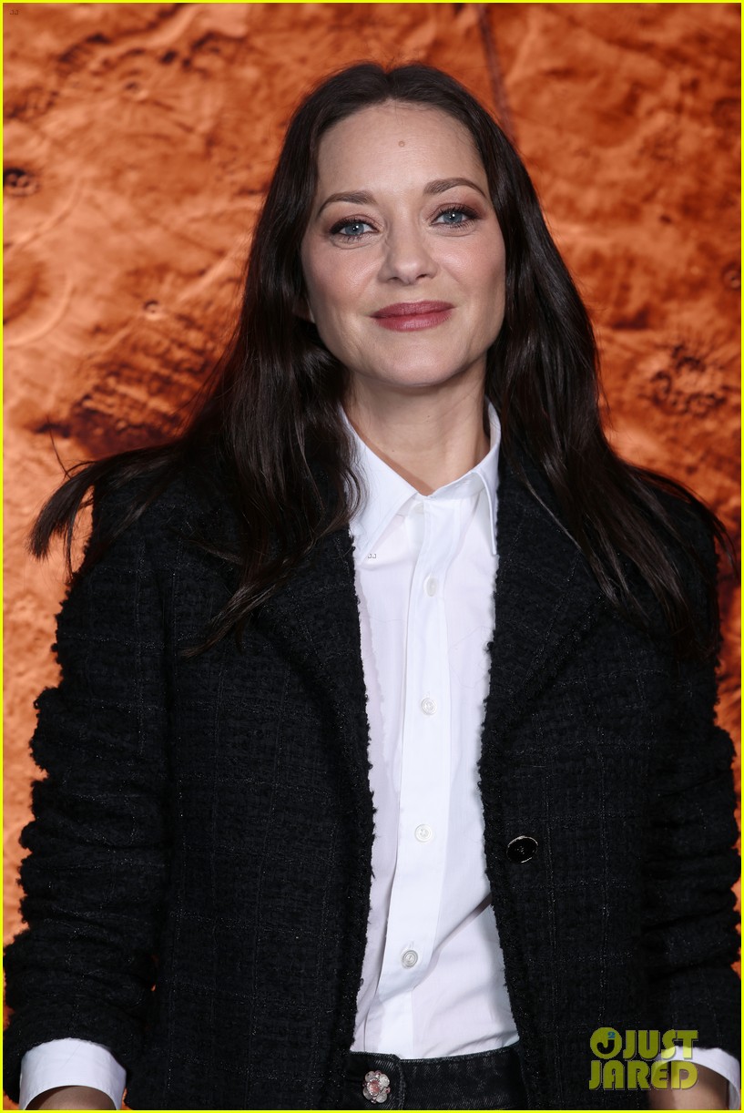 Pedro Pascal Joins Margot Robbie, Kendall Jenner, & More at Chanel Show ...