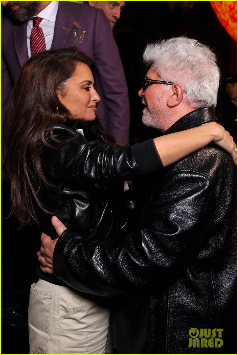 Pedro Pascal Joins Margot Robbie, Kendall Jenner, & More at Chanel Show ...