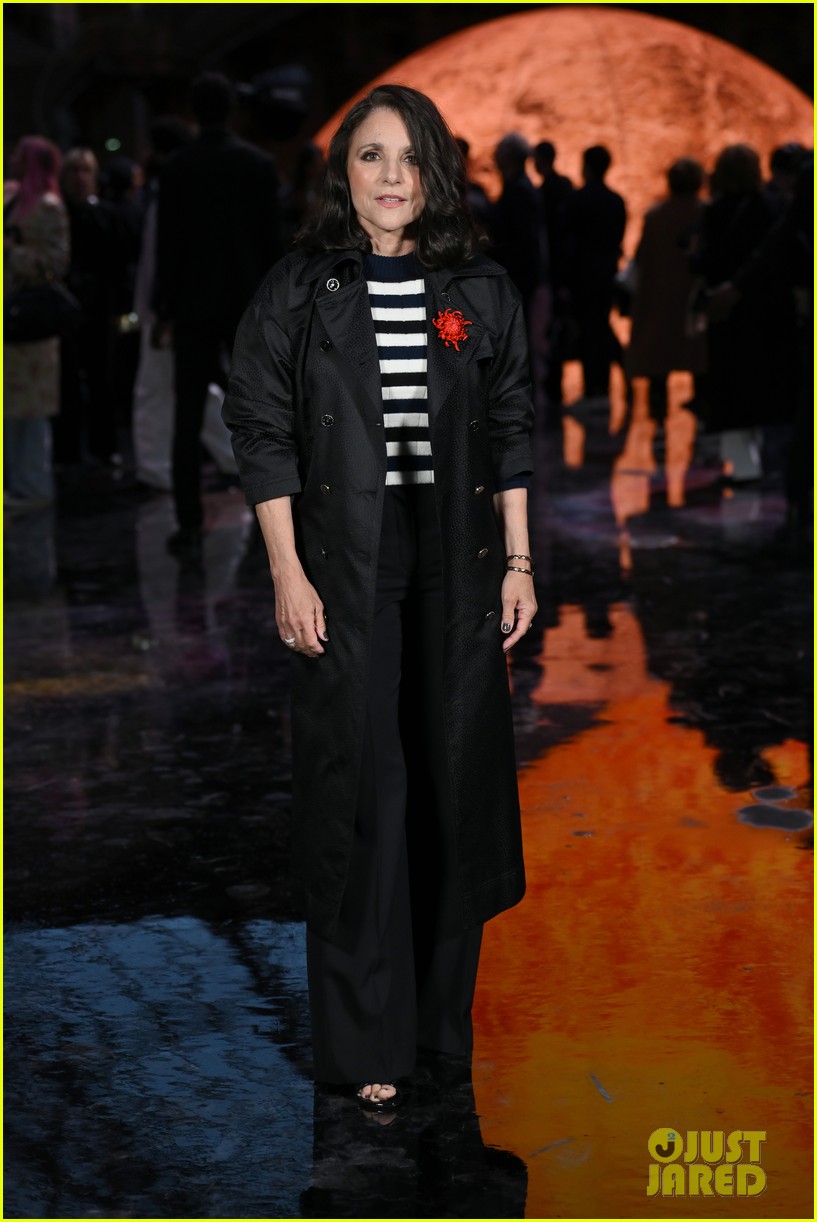 Pedro Pascal Joins Margot Robbie, Kendall Jenner, & More at Chanel Show ...