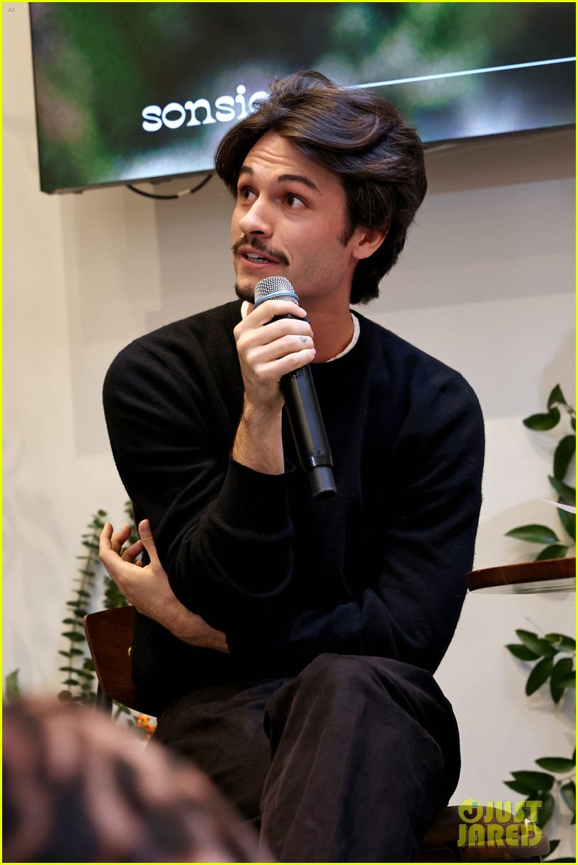 Pamela Anderson Looks Fresh-Faced & Radiant Hosting Sonsie Beauty Pop ...