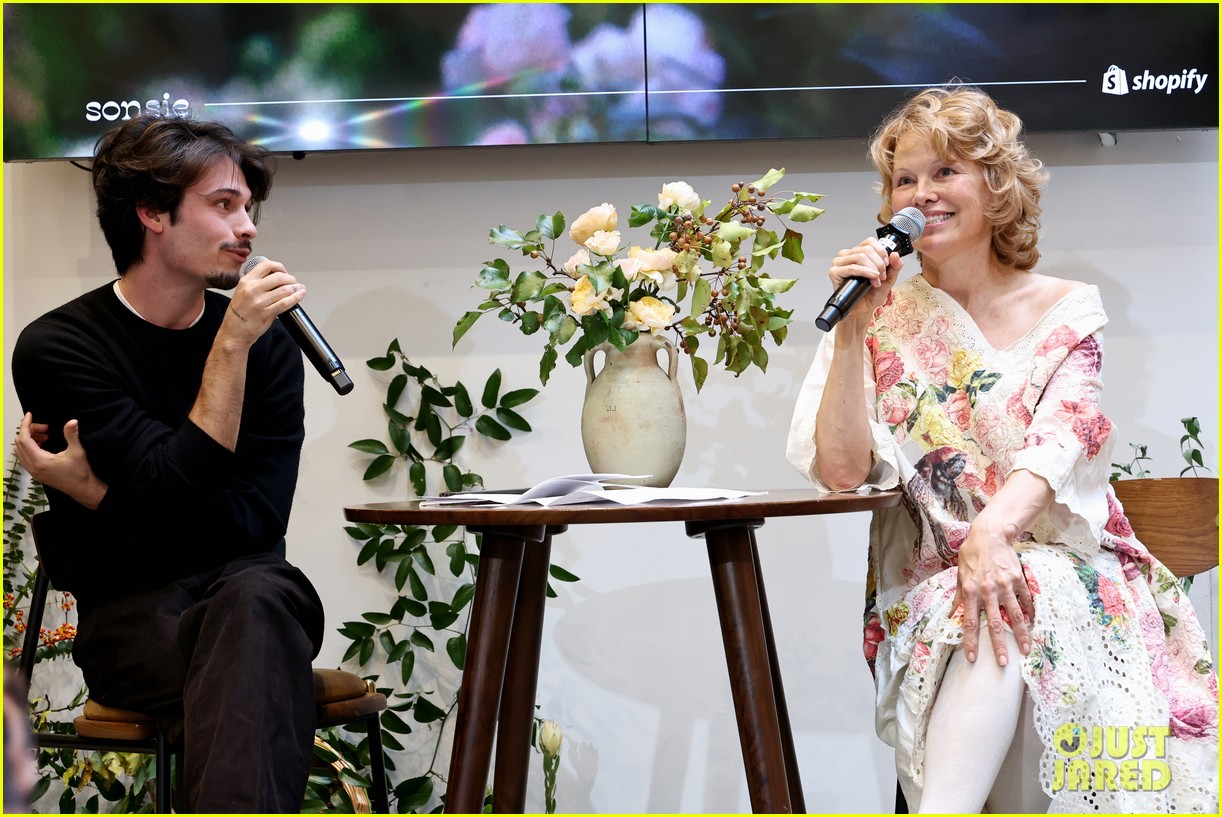 Pamela Anderson Looks Fresh-Faced & Radiant Hosting Sonsie Beauty Pop ...