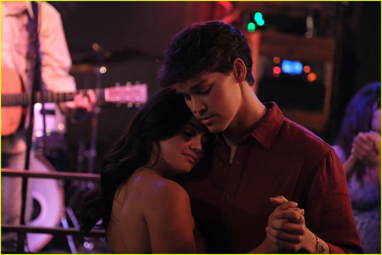 Noah Beck's 'Sidelined 2: Intercepted' First Look Photos & Premiere ...