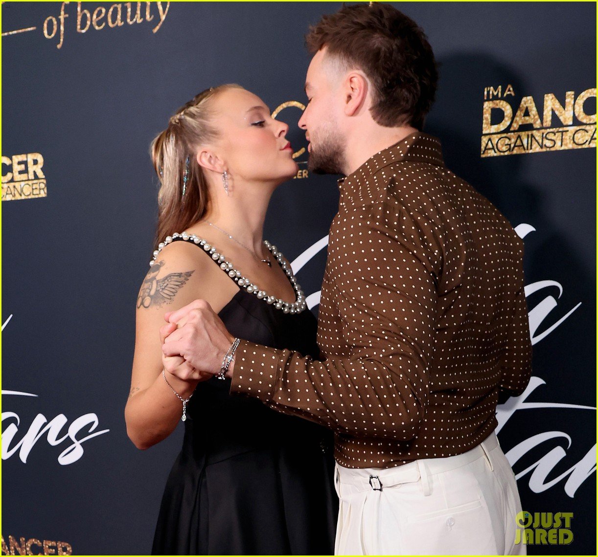 JoJo Siwa & Boyfriend Chris Hughes Make Red Carpet Debut as a Couple: Photo 5223361 | Photos ...