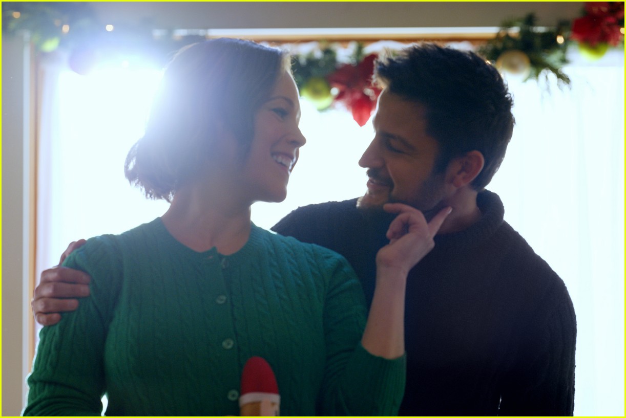 Tyler Hynes Debuts First Photos from New Hallmark Movie with Erin ...