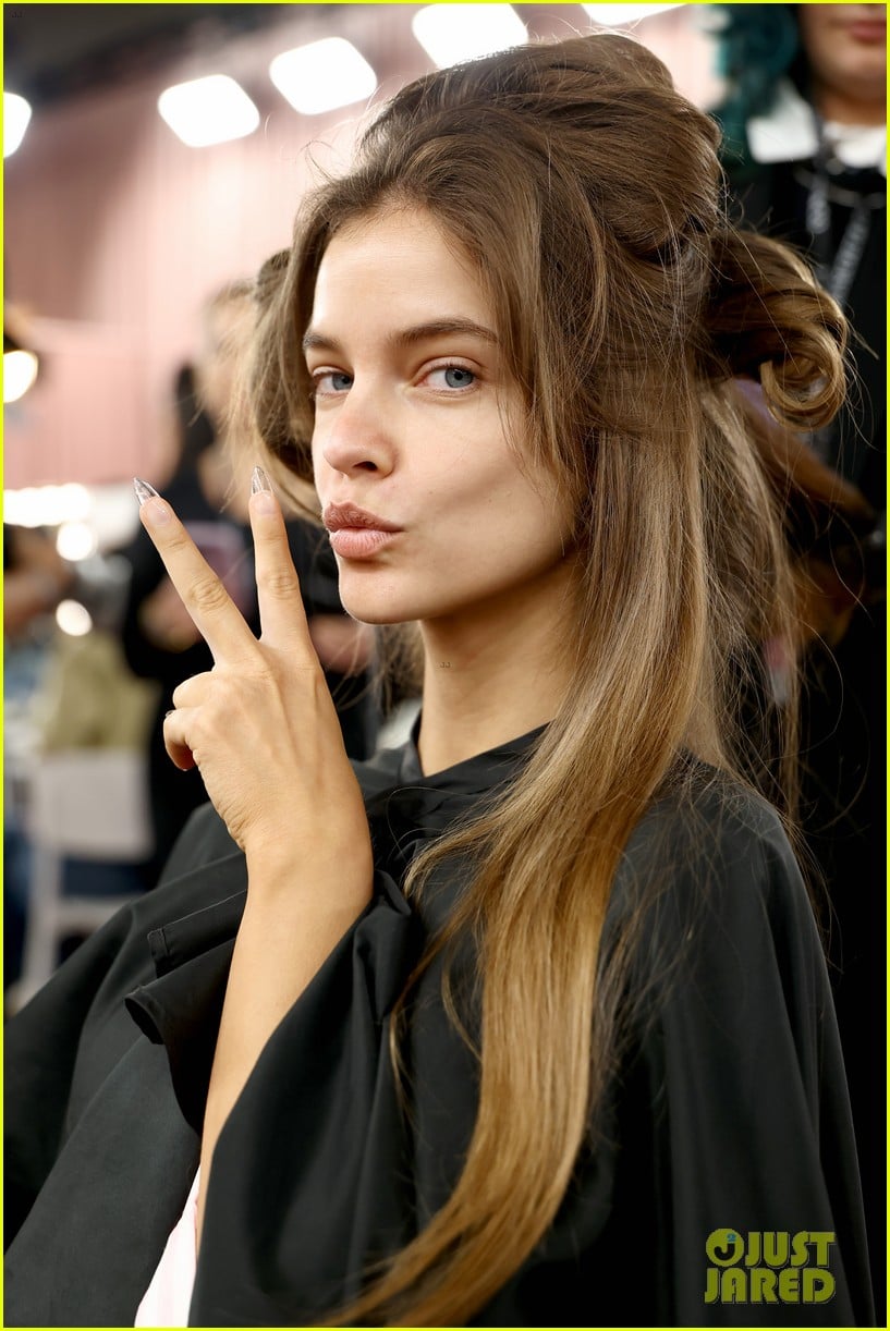 Backstage at Victoria's Secret Fashion Show 2025: Inside Photos of ...