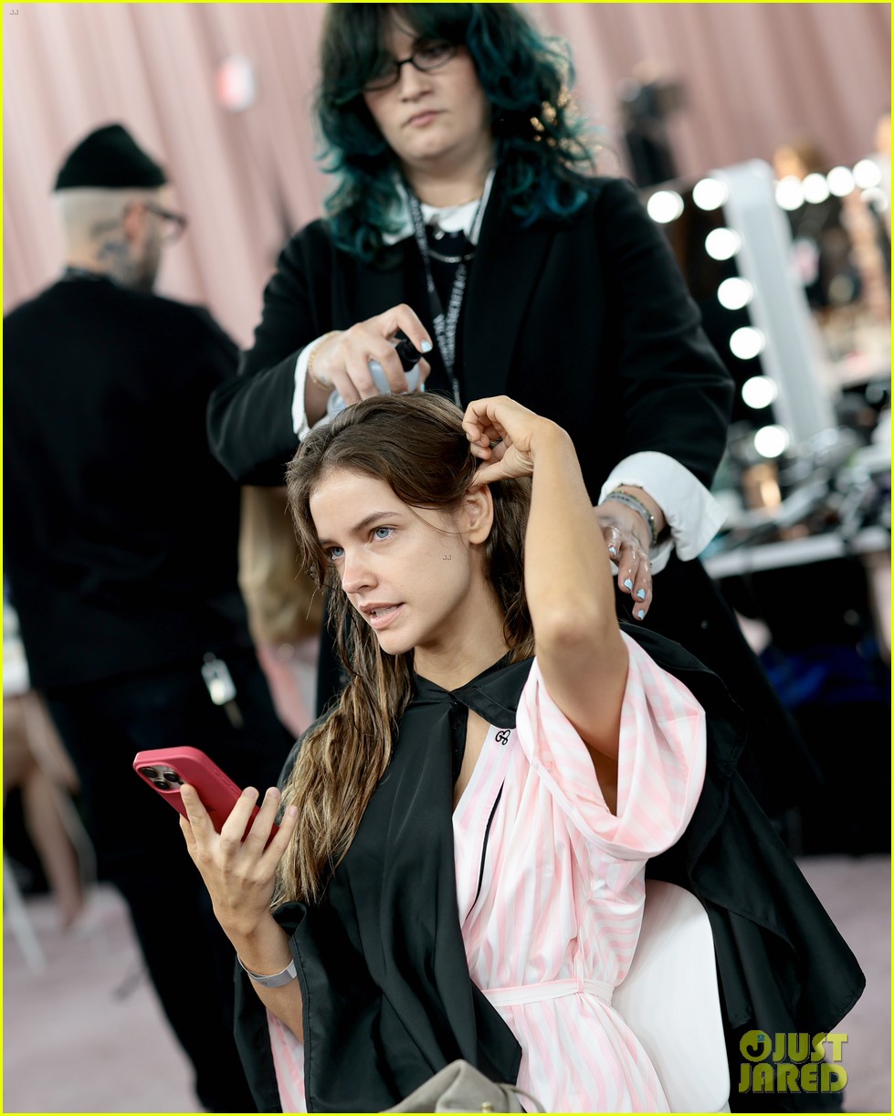 Backstage at Victoria's Secret Fashion Show 2025: Inside Photos of ...