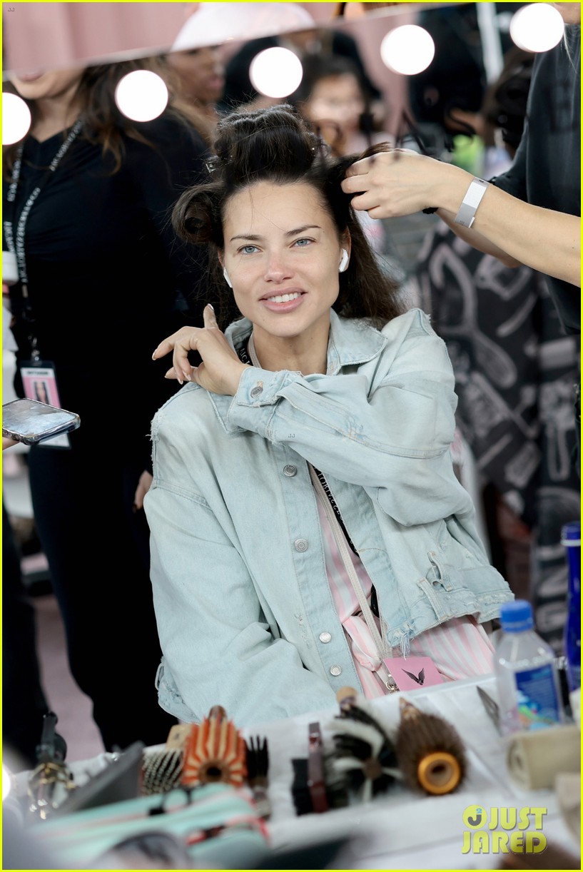 Backstage at Victoria's Secret Fashion Show 2025: Inside Photos of ...