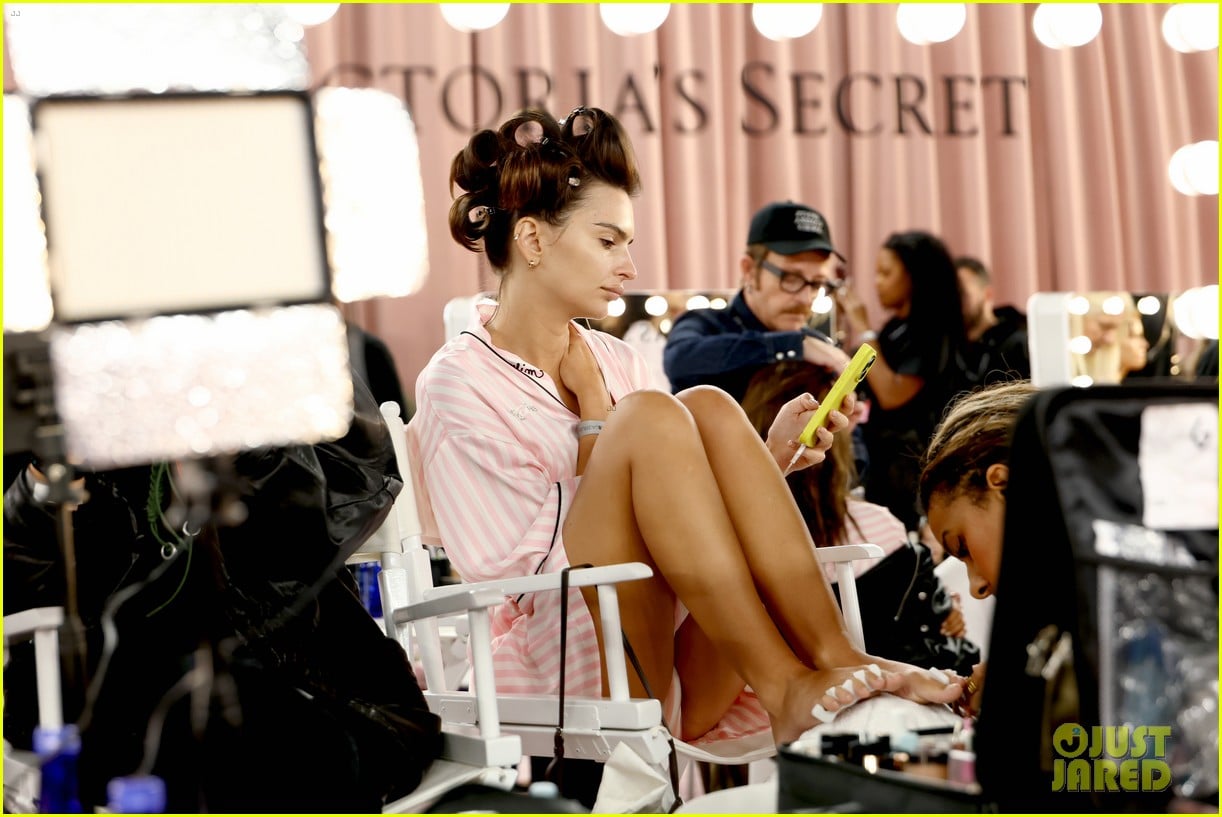 Backstage at Victoria's Secret Fashion Show 2025: Inside Photos of ...