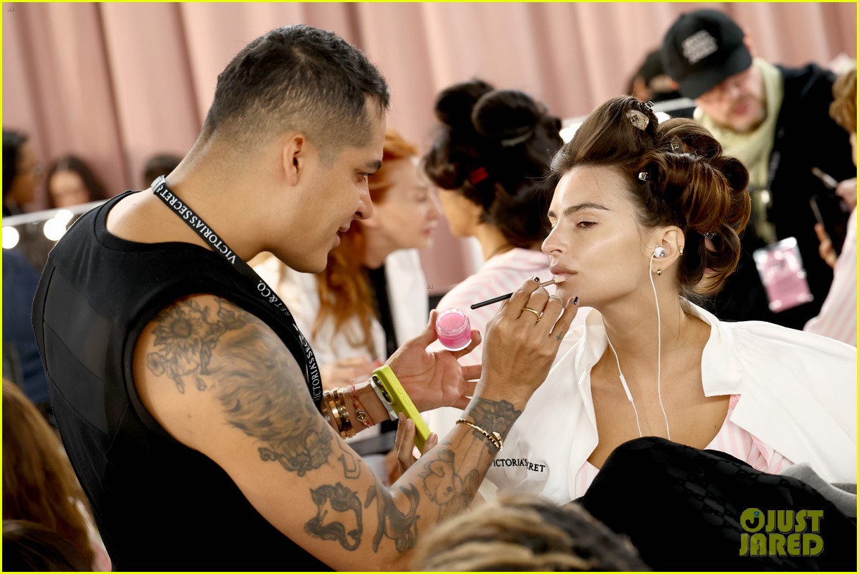 Backstage at Victoria's Secret Fashion Show 2025: Inside Photos of ...