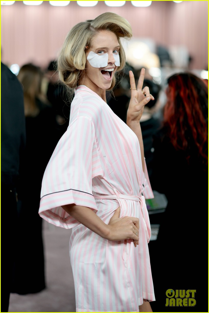 Backstage at Victoria's Secret Fashion Show 2025: Inside Photos of ...