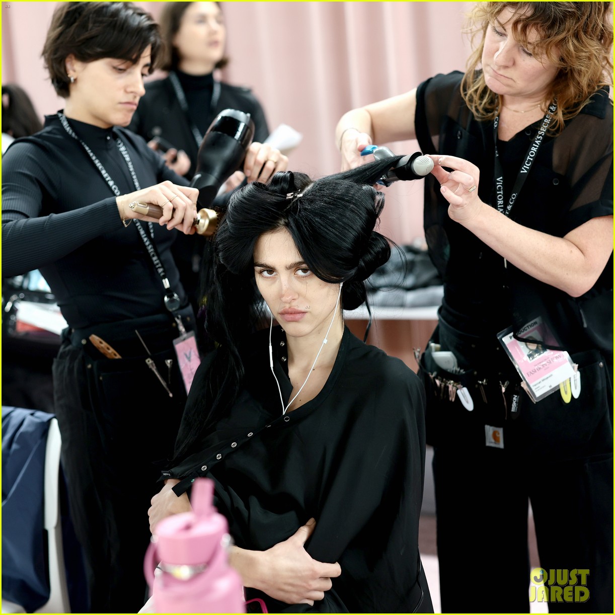 Backstage at Victoria's Secret Fashion Show 2025: Inside Photos of ...