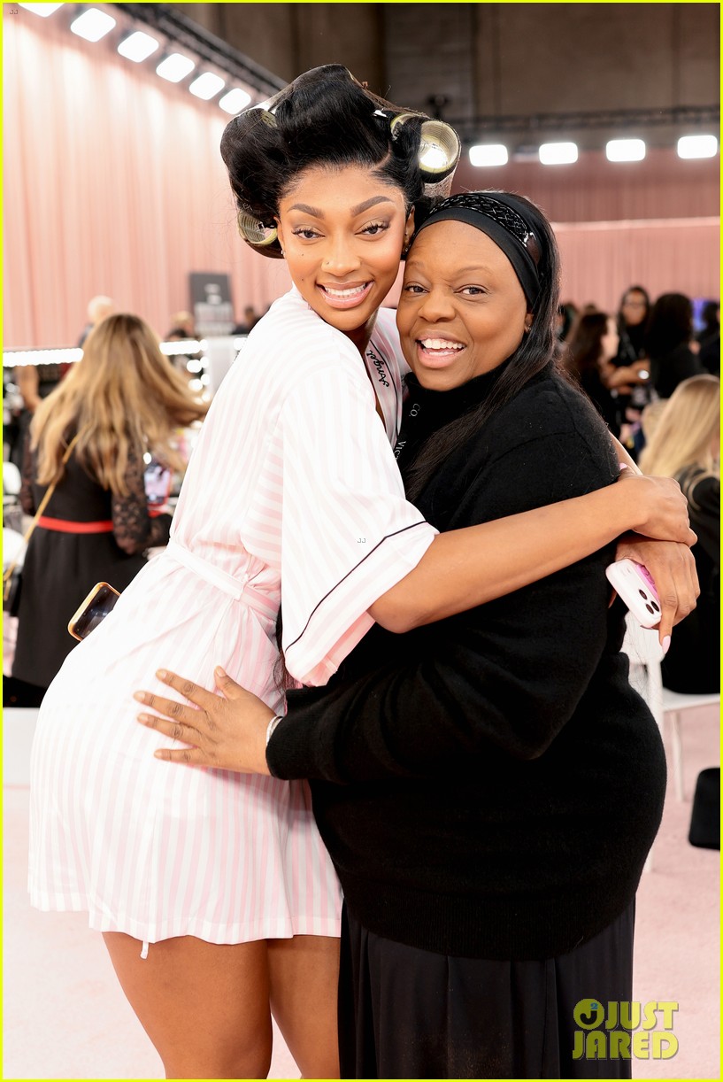 Backstage at Victoria's Secret Fashion Show 2025: Inside Photos of ...