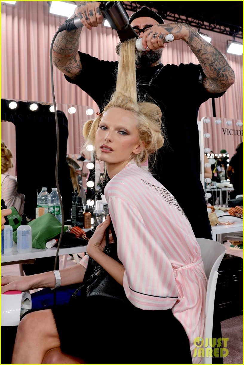 Backstage at Victoria's Secret Fashion Show 2025: Inside Photos of ...
